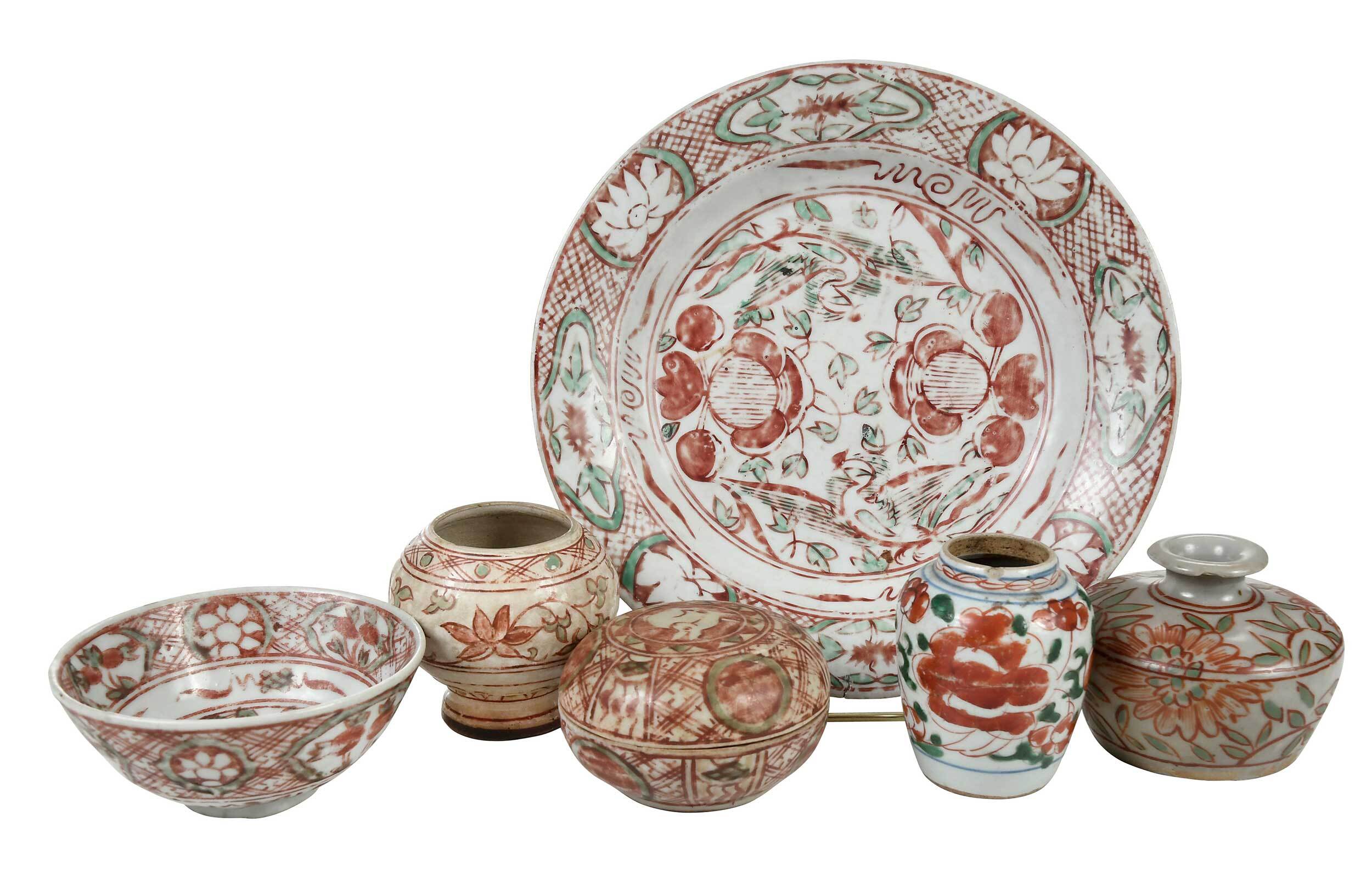 Six Pieces of Iron Red Swatow Ware and Porcelain | Barnebys